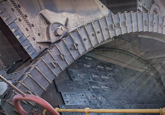 Wear lining for bucket reclaimers spill wall - Metso