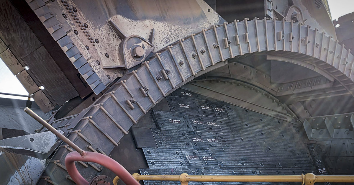 Wear lining for bucket reclaimers spill wall - Metso