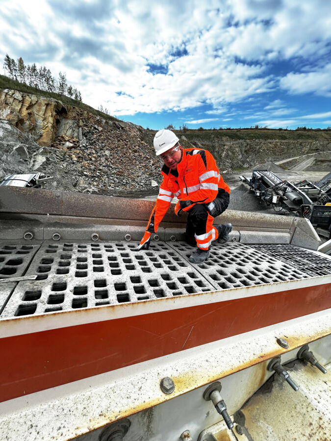 Trellex® TCO rubber screening media for Lokotrack® ST2.8™ - Metso