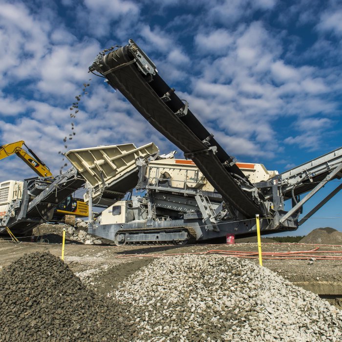 Lokotrack® ST2.8™ & ST2.8E™ mobile scalping screen - Metso